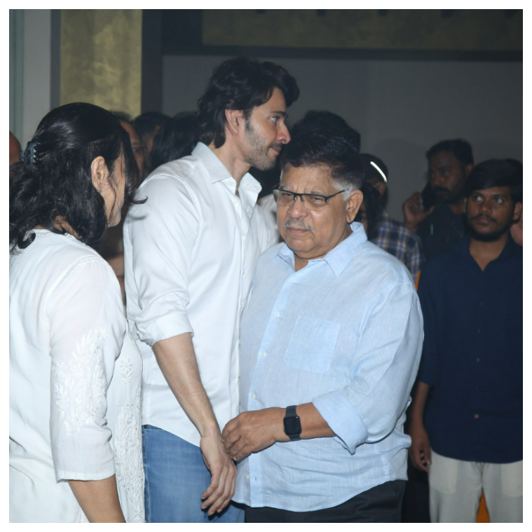 Mahesh Babu performs mother Indira Devi’s last rites. Venkatesh, Vijay ...