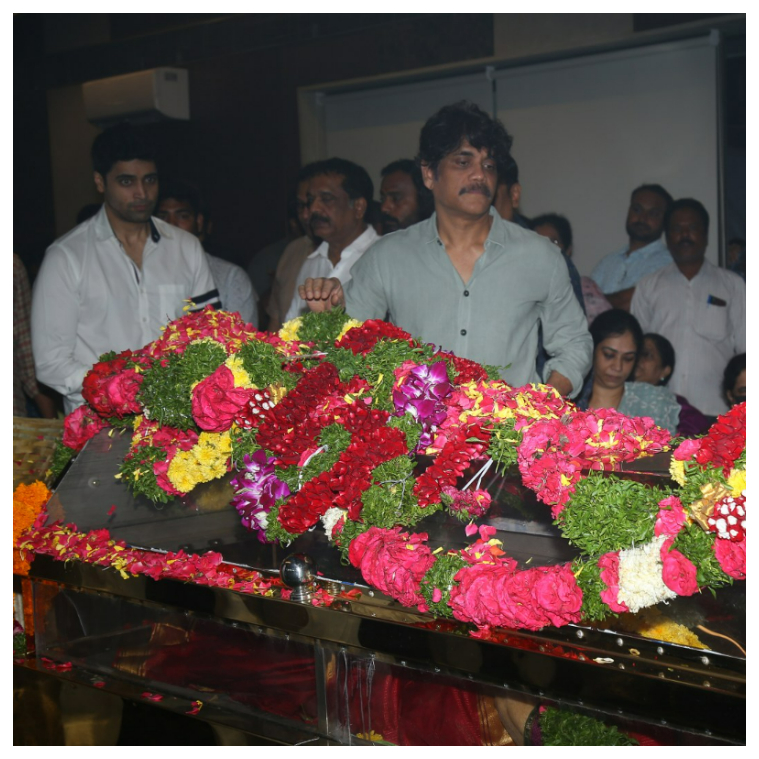 Mahesh Babu performs mother Indira Devi’s last rites. Venkatesh, Vijay ...
