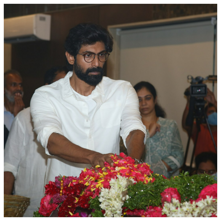 Mahesh Babu performs mother Indira Devi’s last rites. Venkatesh, Vijay ...