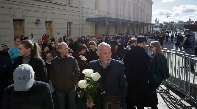 Hundreds line up to say farewell to Gorbachev; Putin absent | World ...