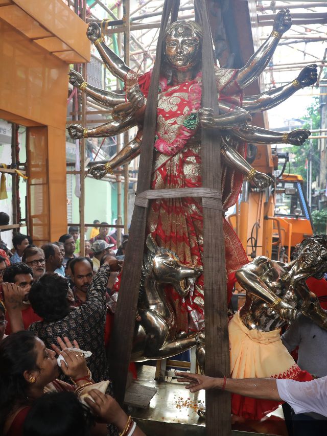 Idol made of ‘ashtadhatu’ in Kolkata stands at 11 feet, weighs over ...