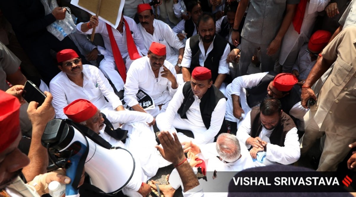As cops stop Samajwadi Party’s march to Vidhan Sabha, Akhilesh & MLAs ... As cops stop Samajwadi Party’s march to Vidhan Sabha, Akhilesh & MLAs ...