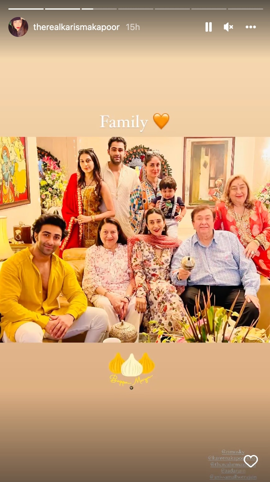 Kareena Kapoor, Karisma Kapoor pose with parents Randhir-Babita, son ...