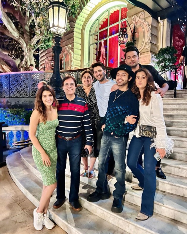 Kriti Sanon celebrates Filmfare win with family and friends in France ...