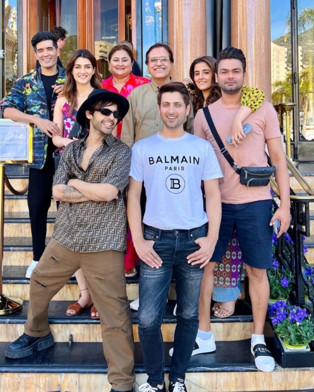 Kriti Sanon celebrates Filmfare win with family and friends in France ...
