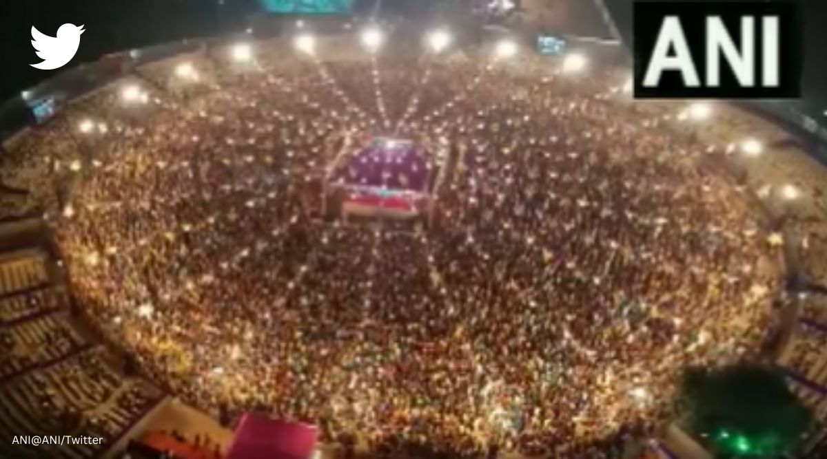 ‘Such a sight to behold’: Enthusiastic devotees perform Garba in huge ...