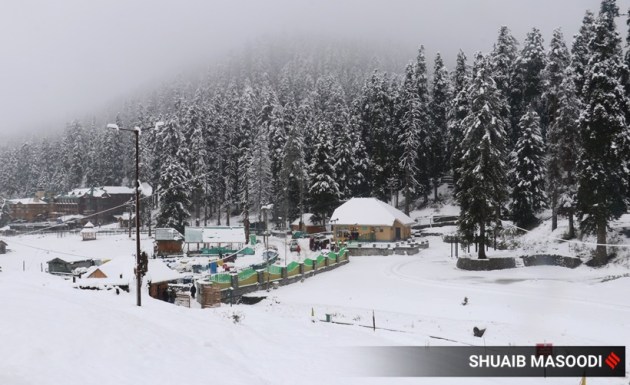 Let it snow! Early snowfall in Gulmarg brings cheers to tourists ...