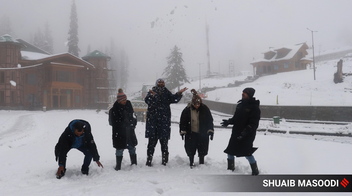 Let it snow! Early snowfall in Gulmarg brings cheers to tourists ...