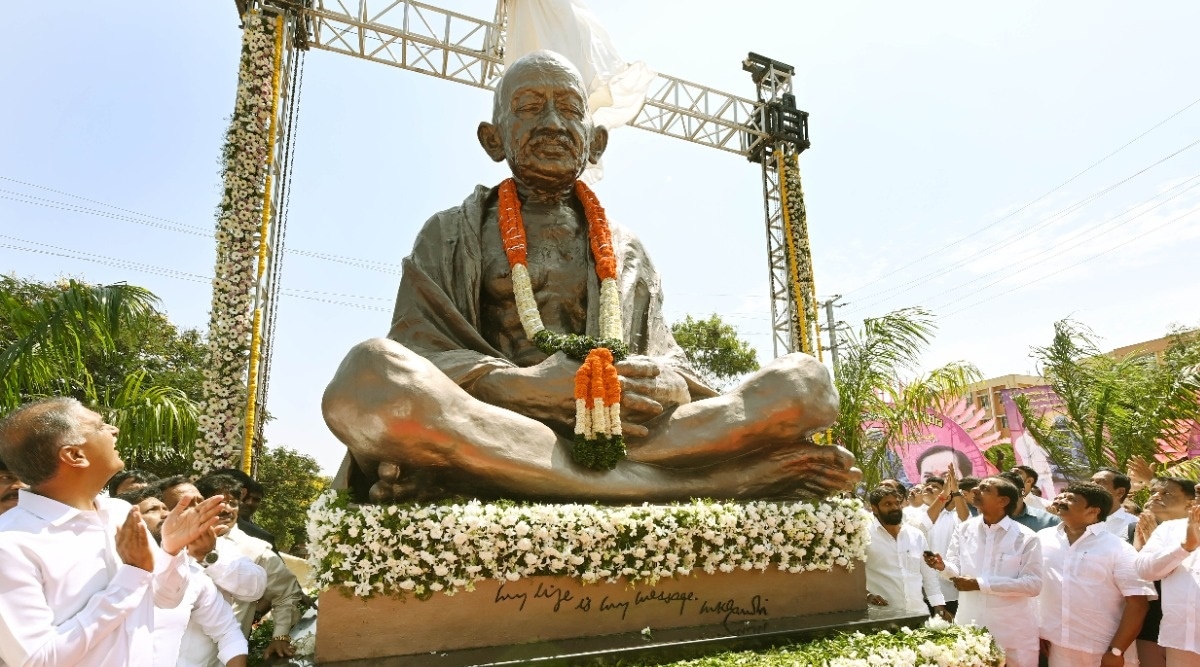 Telangana: KCR unveils Gandhi statue, urges thinkers to flay criticism ...