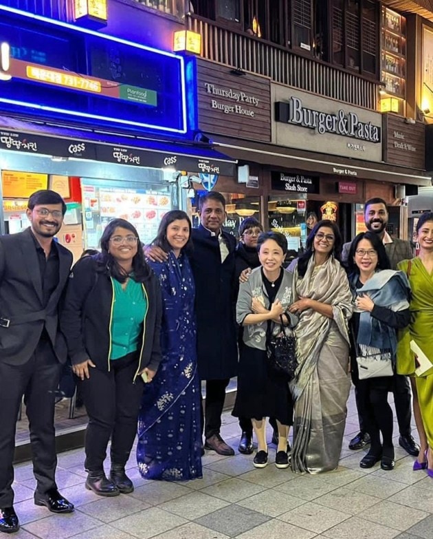 Kapil Sharma, wife Ginni Chatrath joins Zwigato team at Busan ...