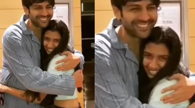Kartik Aaryan signs a fan’s T-shirt; fan says she will never wash the ...