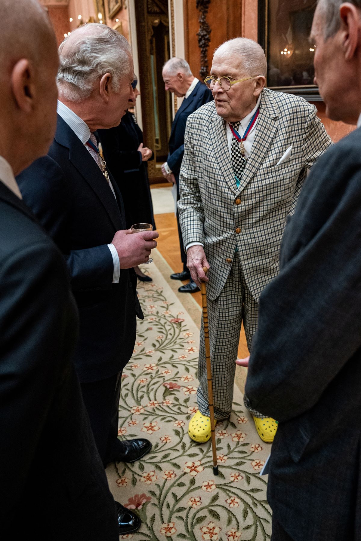 David Hockney grabs eyeballs with his yellow crocs at Buckingham Palace ...
