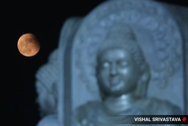 ‘Blood Moon’: Total lunar eclipse enthralls stargazers across India ...