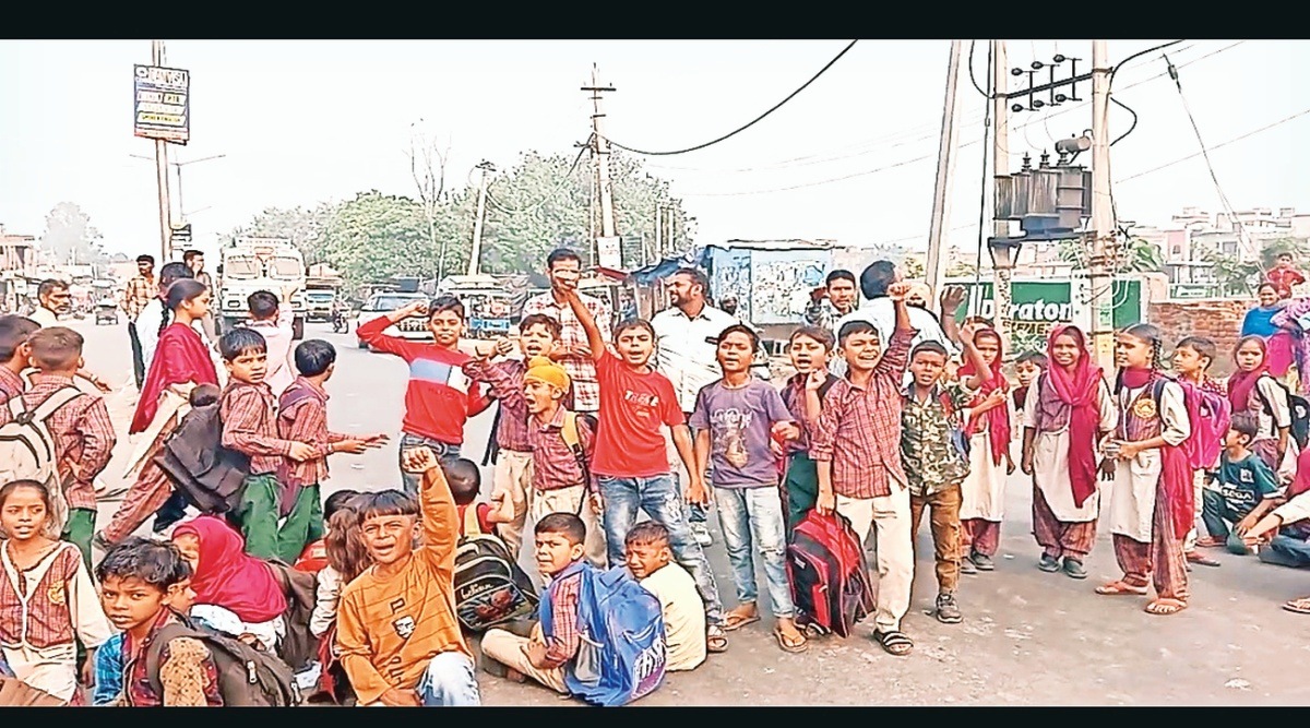 Government Primary School, Qila Rehmatgarh: Primary school students ...