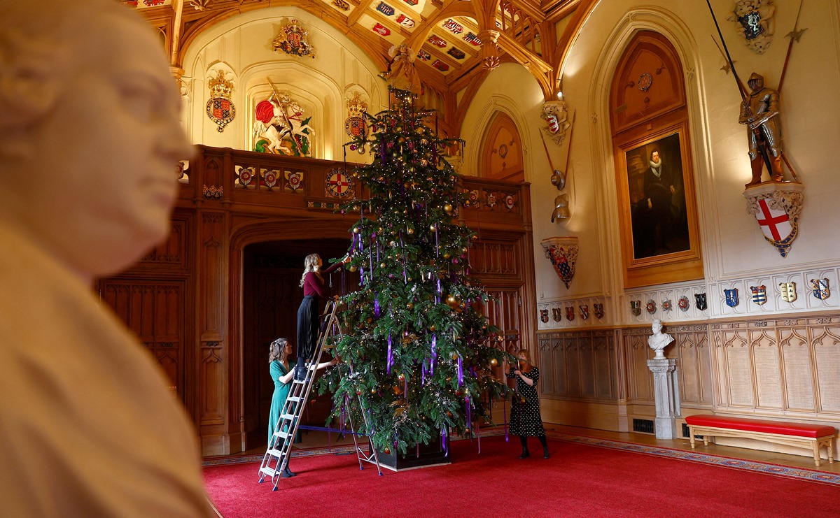 Windsor Castle lights up with Christmas décor ahead of King Charles ...