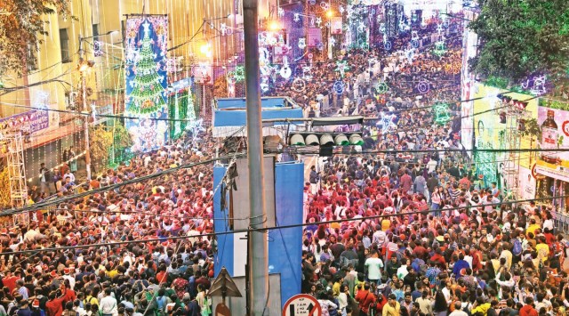 No masks, Christmas revellers throng crowded hangouts, markets in ...