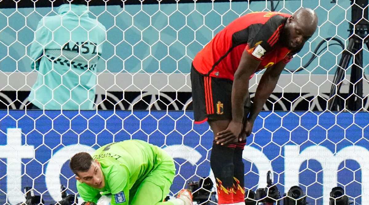 Romelu Lukaku cuts frustrated figure after spurning clear chances ...