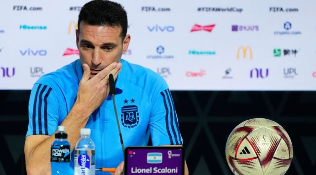 Watch: Lionel Scaloni in tears after speaking to fans from his hometown ...