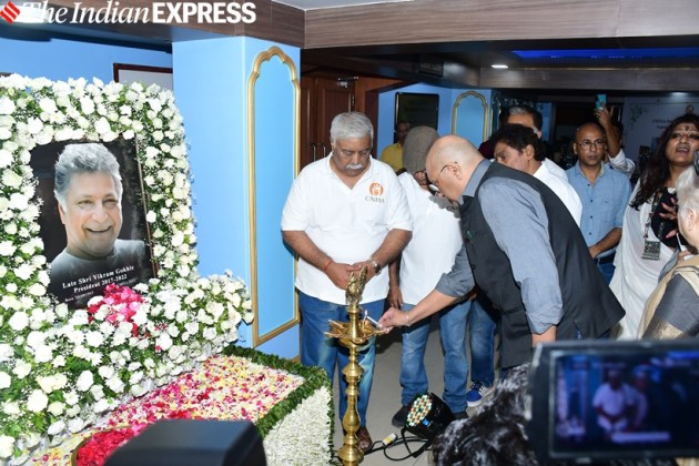 Johny Lever, Shabana Azmi and others attend Vikram Gokhale’s prayer ...