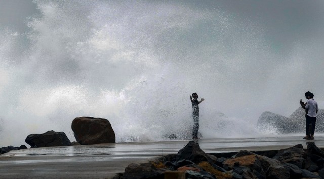 Cyclonic storm Mandous brings rainfall in Tamil Nadu | Chennai News - The Indian Express