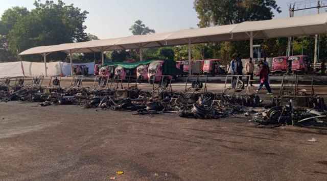 Gujarat: 15 electric rickshaws catch fire at Statue of Unity parking ...