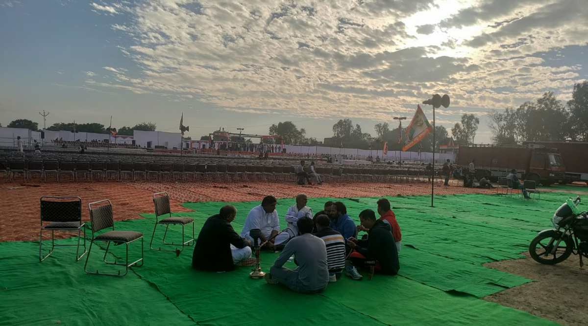 Stage set, inquisitive crowd begins to form: In anticipation of Rahul ...