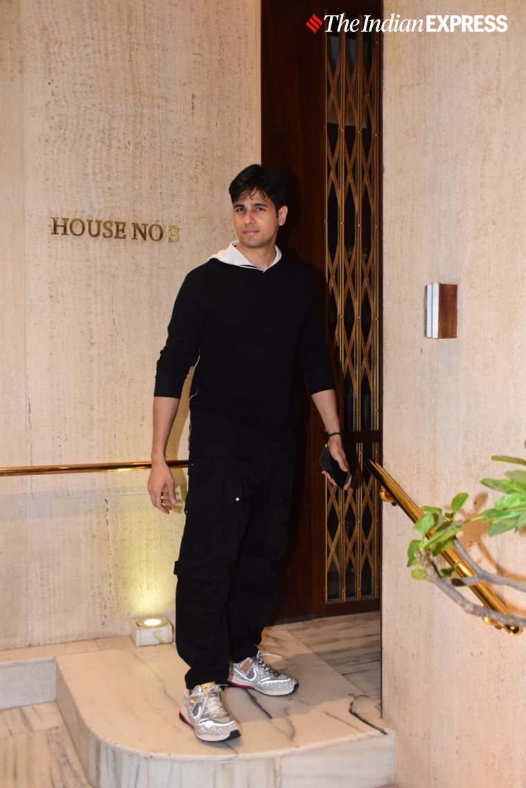 Kartik Aaryan, Sara Ali Khan, Janhvi Kapoor, Gauri Khan make stylish ...