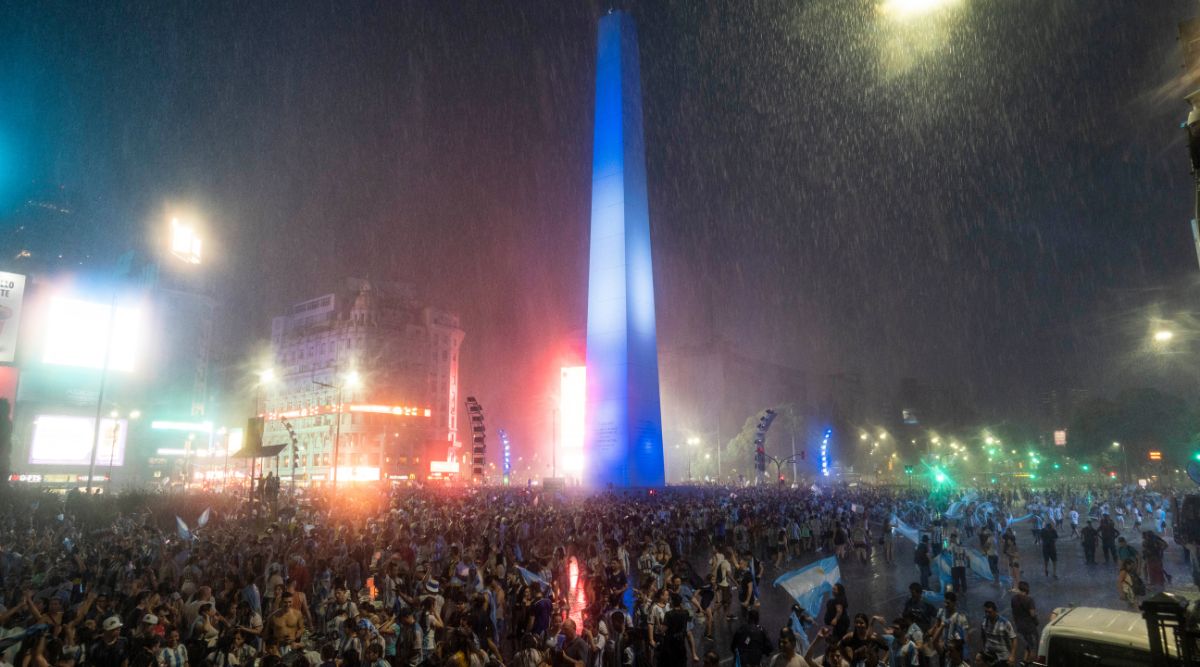 Why did 100,000 Argentinian fans congregate at the obelisk in Buenos ...