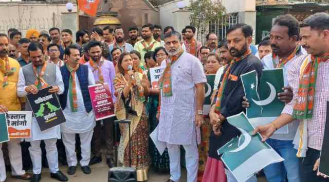 Maha: BJP MP suffers minor burn injury while setting ablaze Bhutto’s ...