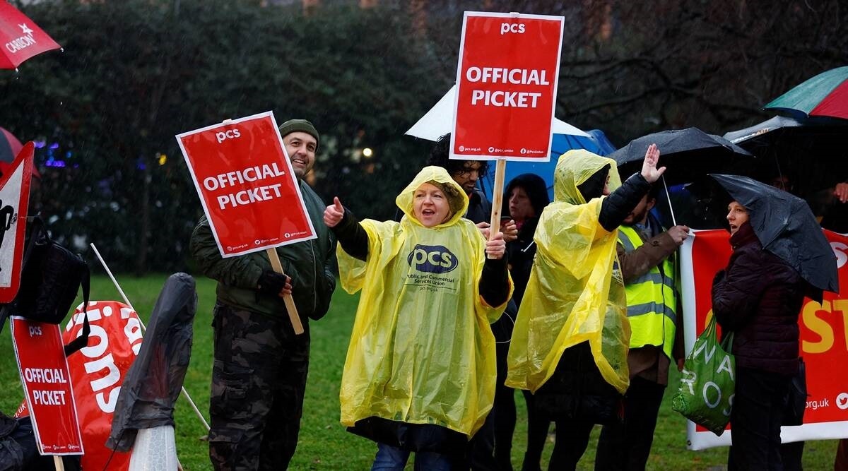UK govt urges unions to end strikes, vows to curb walkouts | World News ...