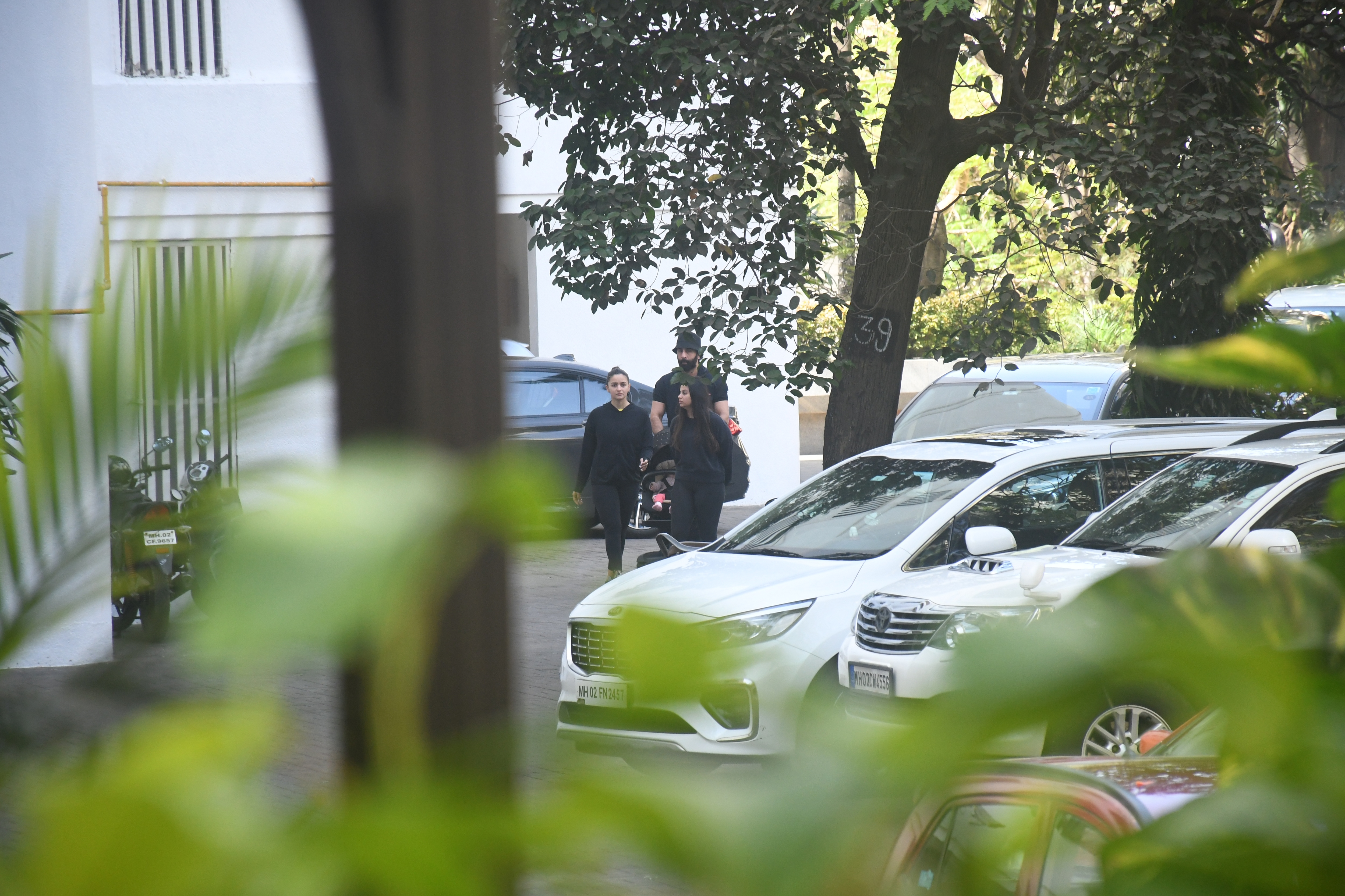 Alia Bhatt and Ranbir Kapoor spotted with baby Raha for the first time ...