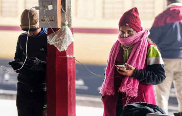 Intense cold wave grips Delhi as mercury drops to record low | India ...