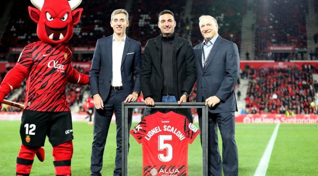 Argentina coach Lionel Scaloni gets hero’s reception at La Liga club ...