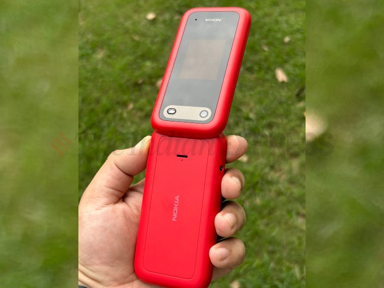 Old-school style flip phone is having a resurgence; here’s why ...