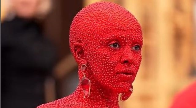 Doja Cat covers her body in 30,000 Swarovski crystals, red paint for ...