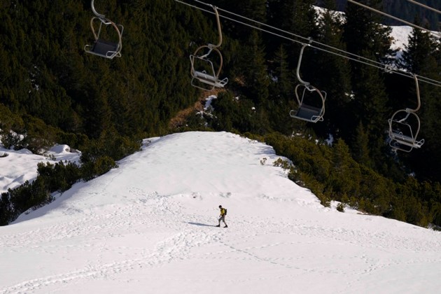 Warmer winters, greener Alps: Europe’s skiers grapple with climate ...