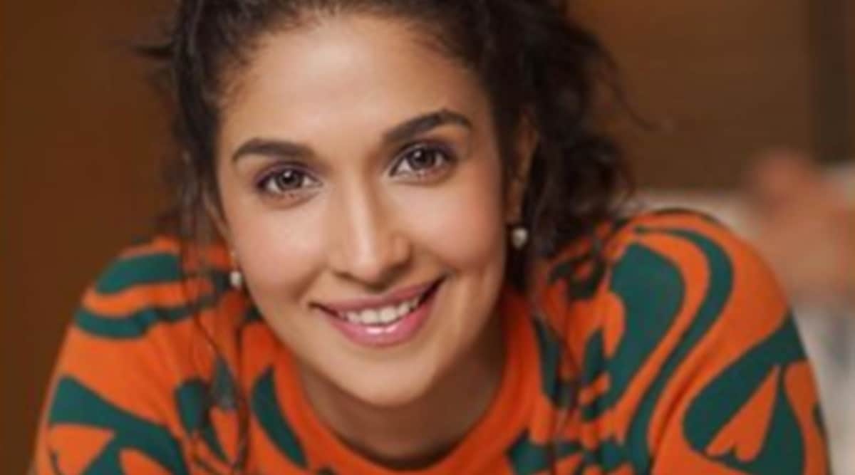 Harleen Sethi aces yoga asanas with effortless ease; take a look ...