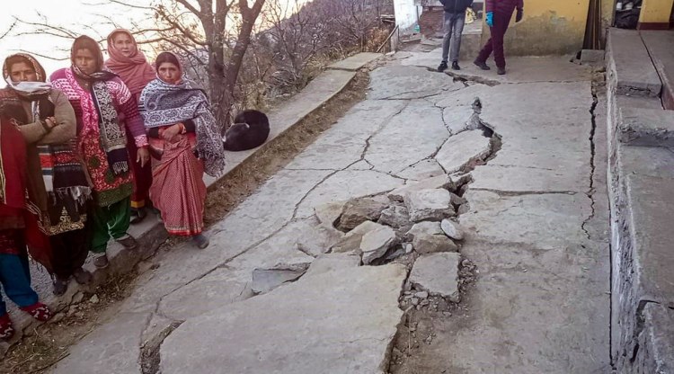 Joshimath News Highlights: CM Pushkar Singh Dhami visits Joshimath as ...