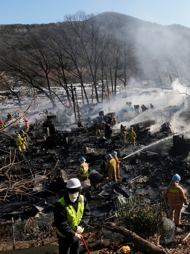 Hundreds flee after fire spreads through neighbourhood in Seoul | The ...