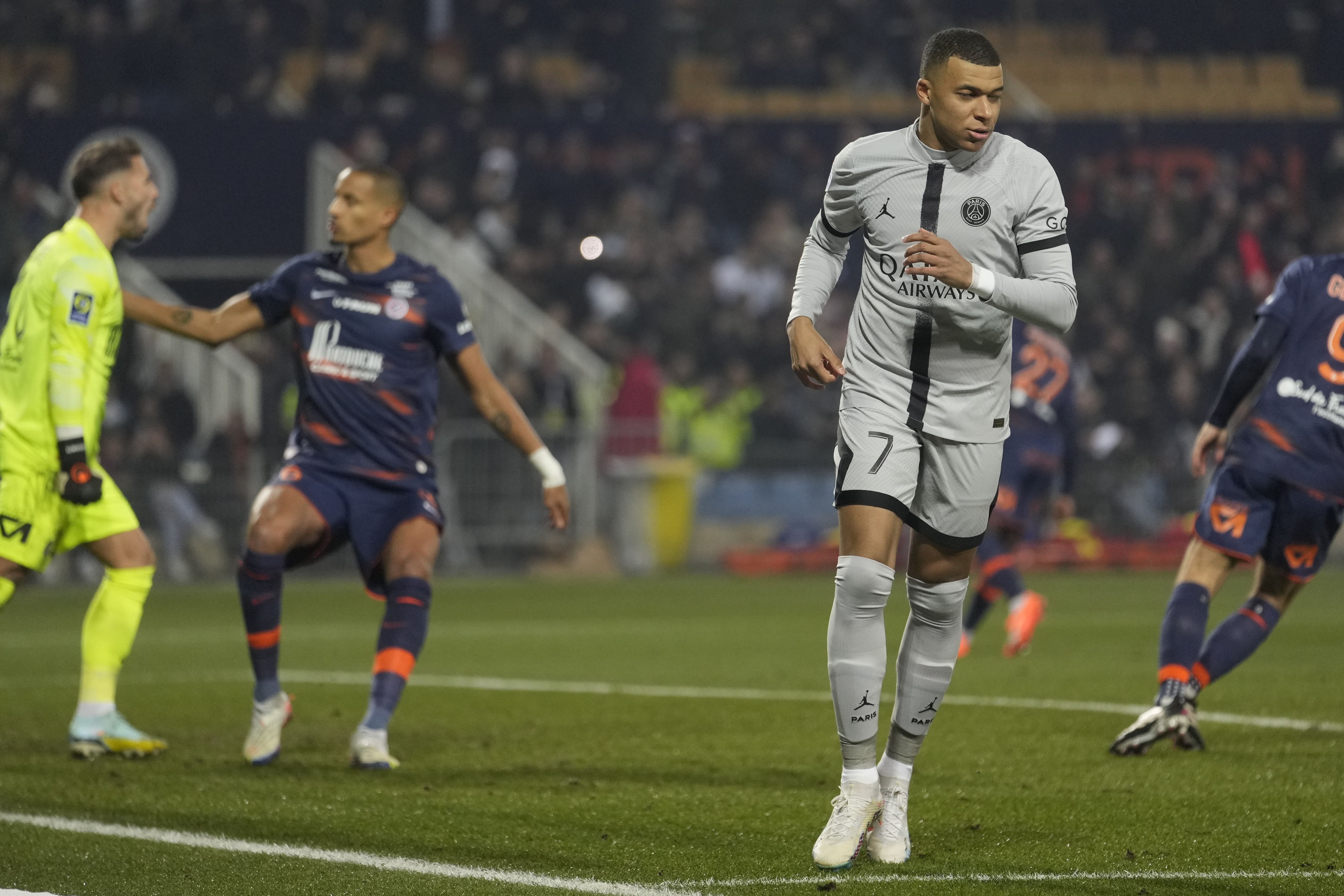 Lionel Messi scores but Mbappe injured as PSG win to move 5 points ...