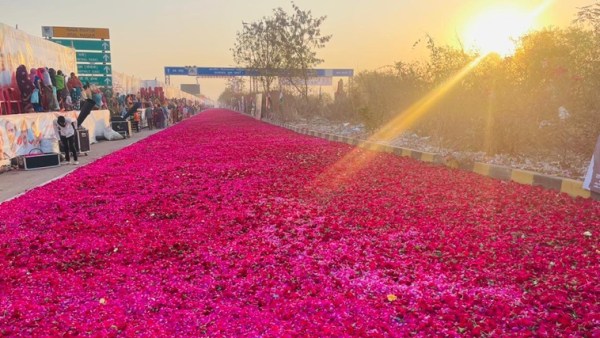 Roses are red, Congress is true-blue: A flowery welcome for Priyanka in ...
