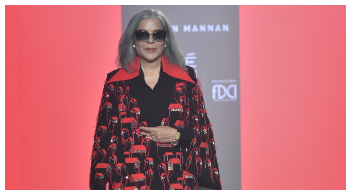 Graceful Zeenat Aman owns the ramp at fashion week, netizens call her ...