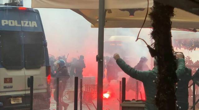 Shocking scenes in Napoli: Watch fighting breaks out between Frankfurt ...