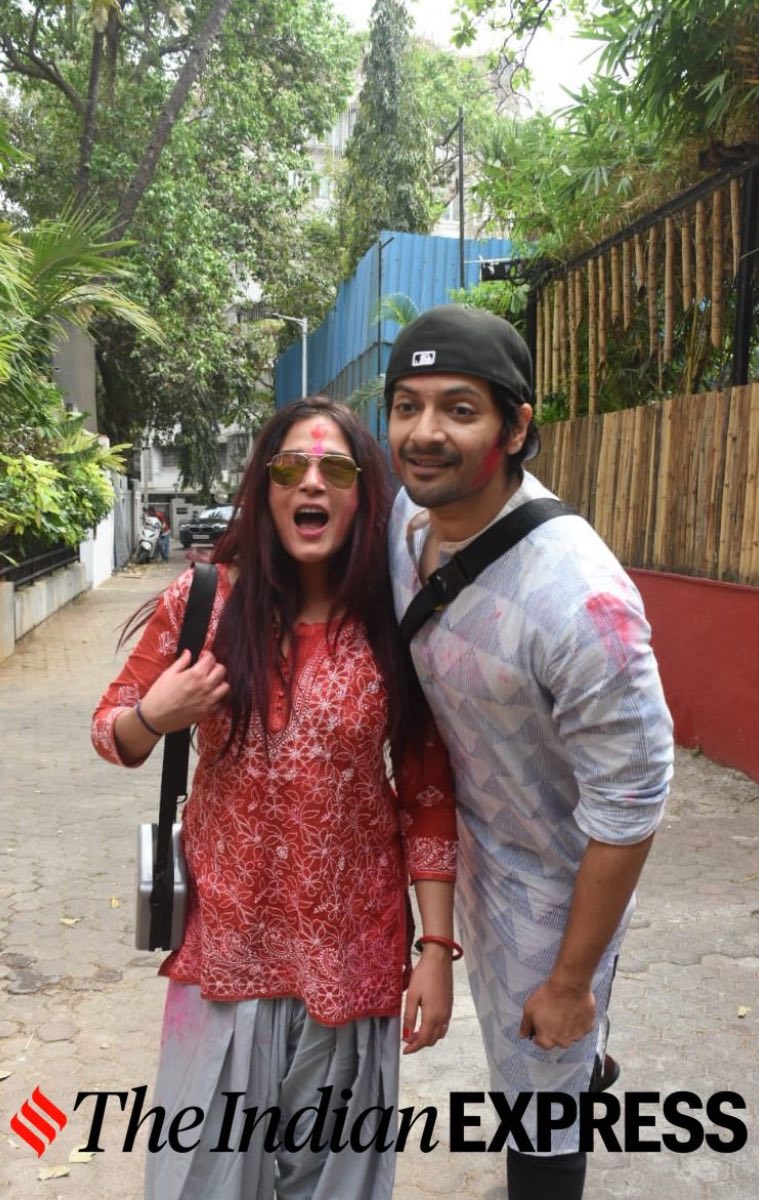 Farhan Akhtar-Shibani Dandekar, Richa Chadha-Ali Fazal attend Javed Akhtar’s Holi bash, Shabana ...
