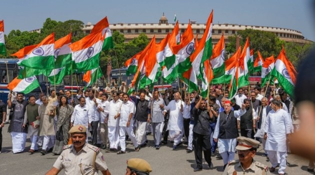 In Pictures | Congress, Opposition parties hold ‘Tiranga March’ from ...