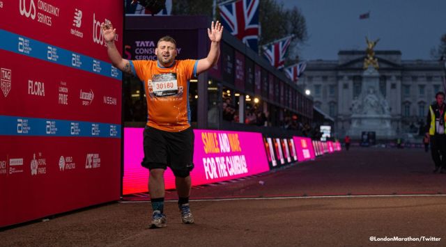 Crowd cheers the last finisher at London Marathon, watch heartwarming ...