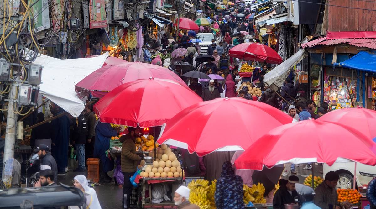 Inclement Weather Dampens Shoppers Spirits Ahead Of Eid In Kashmir