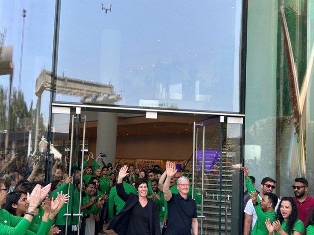 Tech enthusiasts line up as CEO Tim Cook inaugurates India’s first ...