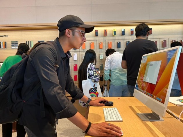 Tech enthusiasts line up as CEO Tim Cook inaugurates India’s first ...
