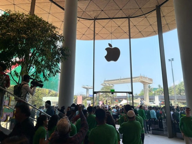 Tech enthusiasts line up as CEO Tim Cook inaugurates India’s first ...